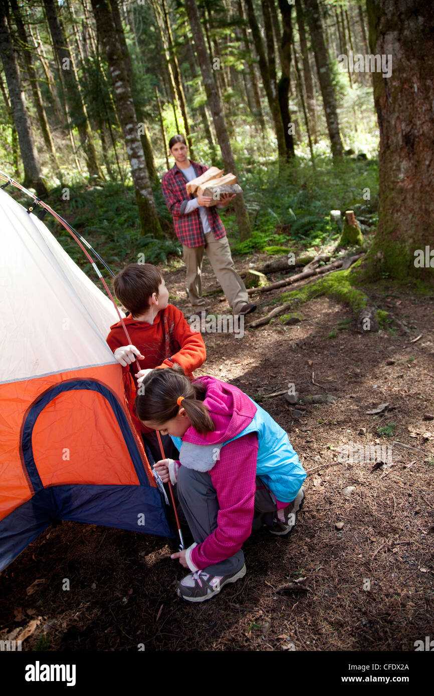 Girls setting up tent hi-res stock photography and images - Alamy