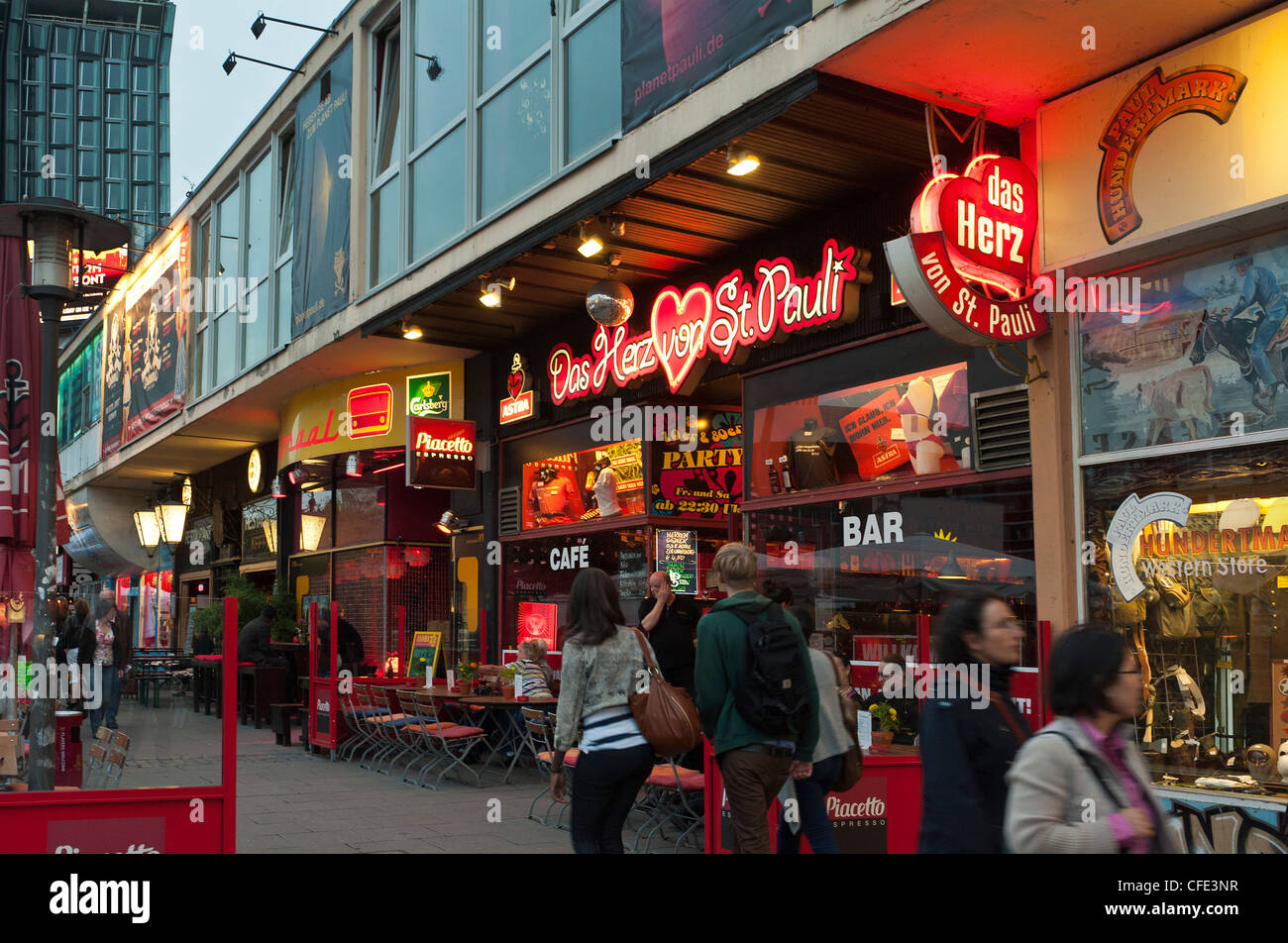 St pauli reeperbahn at night hi-res stock photography and images - Alamy