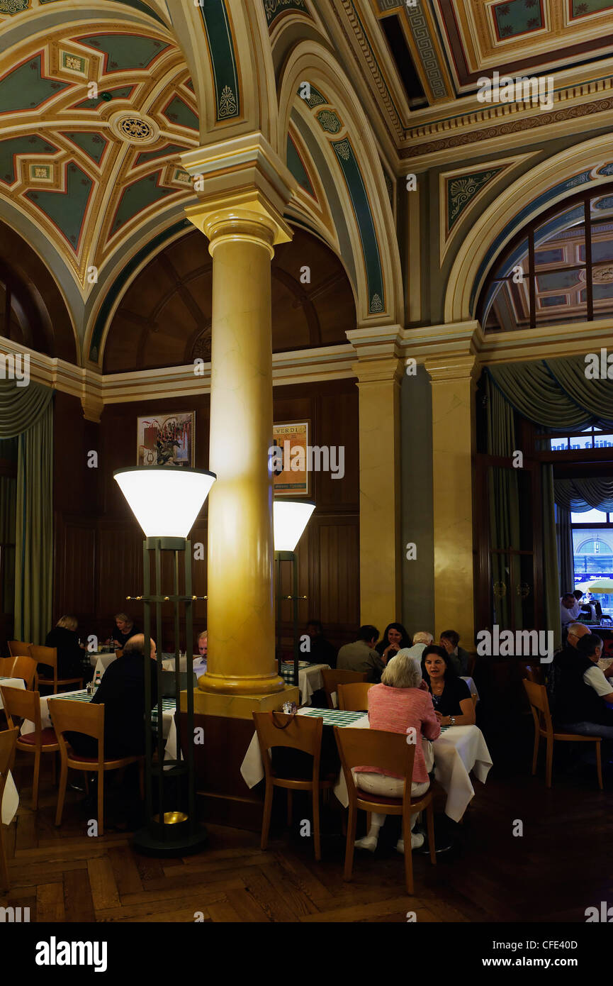 Atrio central hi-res stock photography and images - Alamy