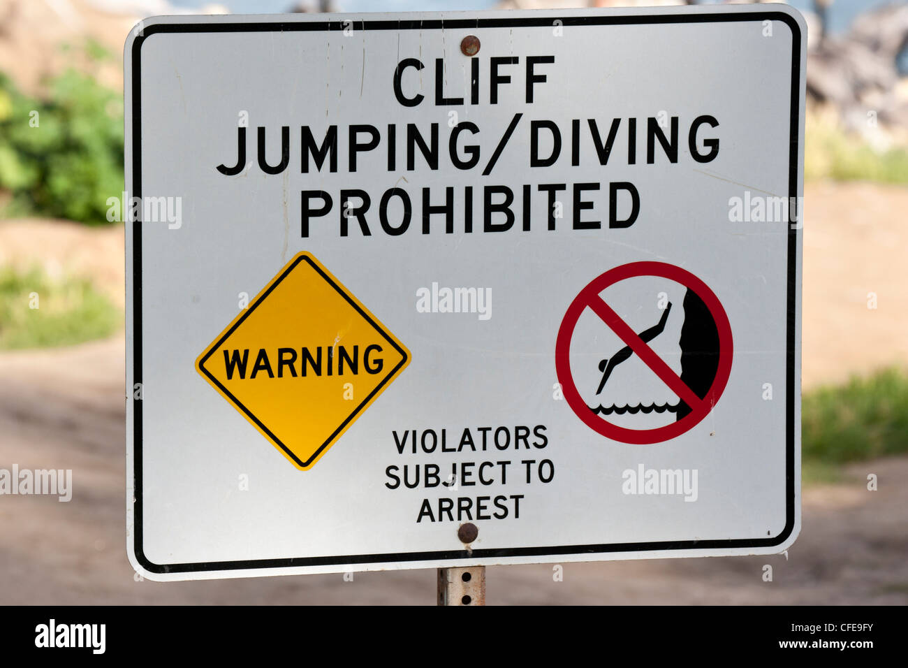 Warning signs posted on rocky cliffs above Pacific ocean-La Jolla ...