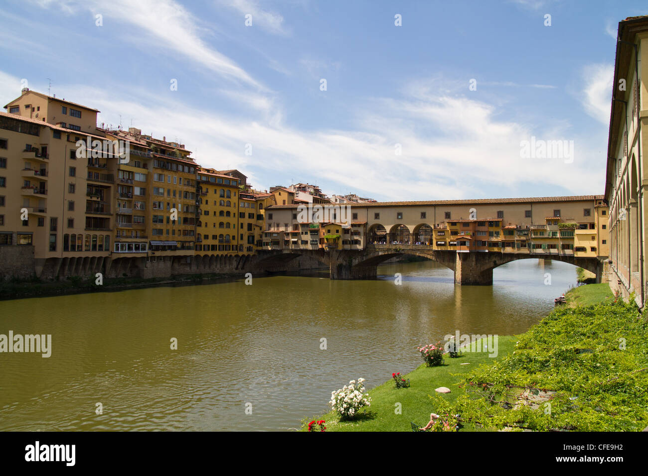 Florence living bridge, Ponte Vecchio Stock Photo - Alamy