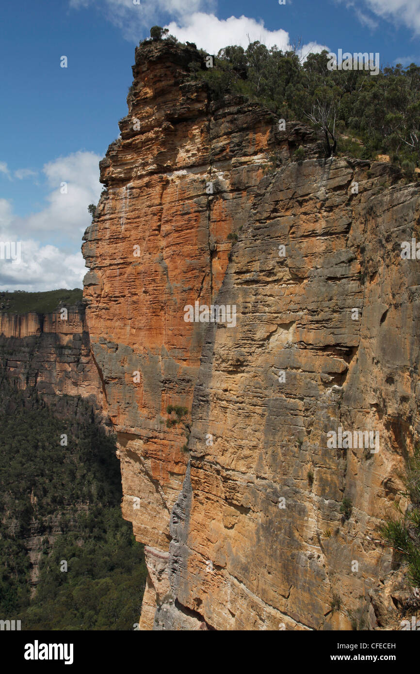 The Hanging Cliffs rock formation at the Blue Mountains national park ...
