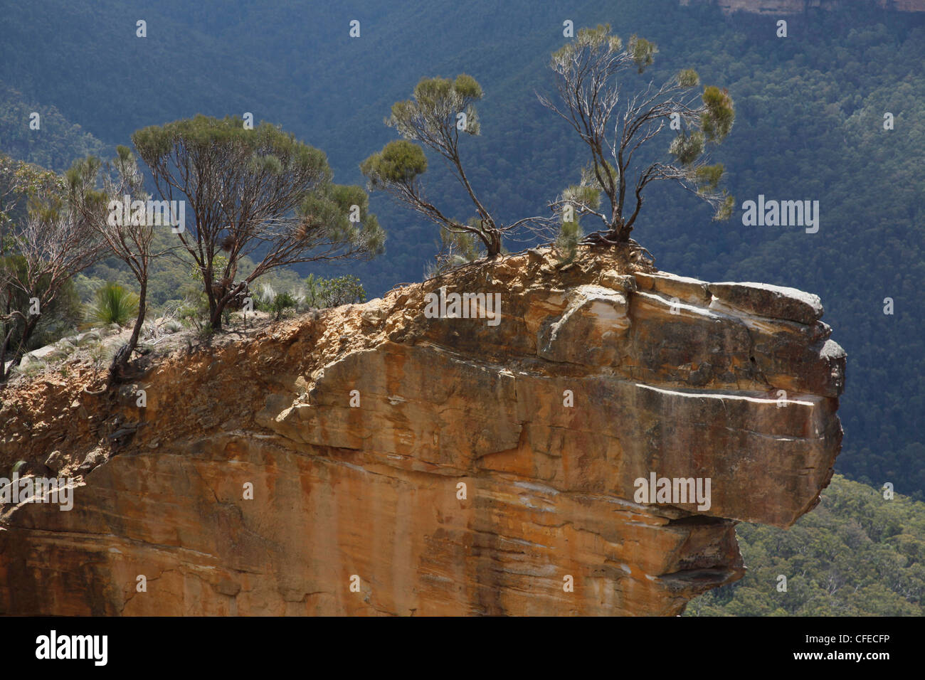 The Hanging Cliffs rock formation at the Blue Mountains national park ...