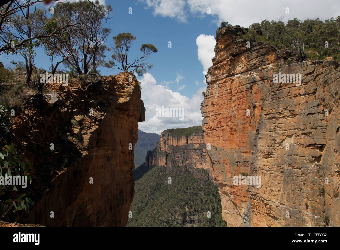 The Hanging Cliffs rock formation at the Blue Mountains national park ...