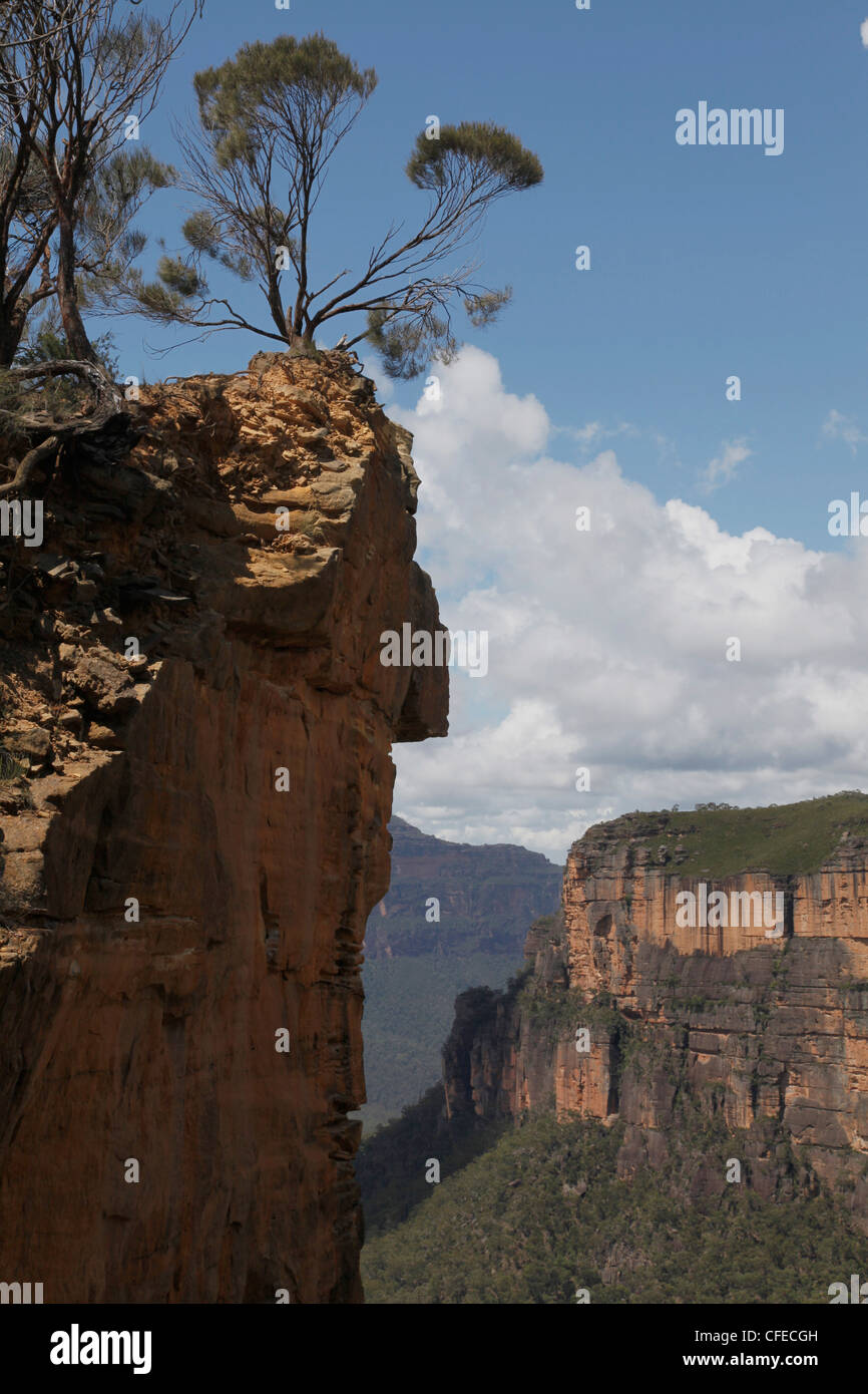 The Hanging Cliffs rock formation at the Blue Mountains national park ...