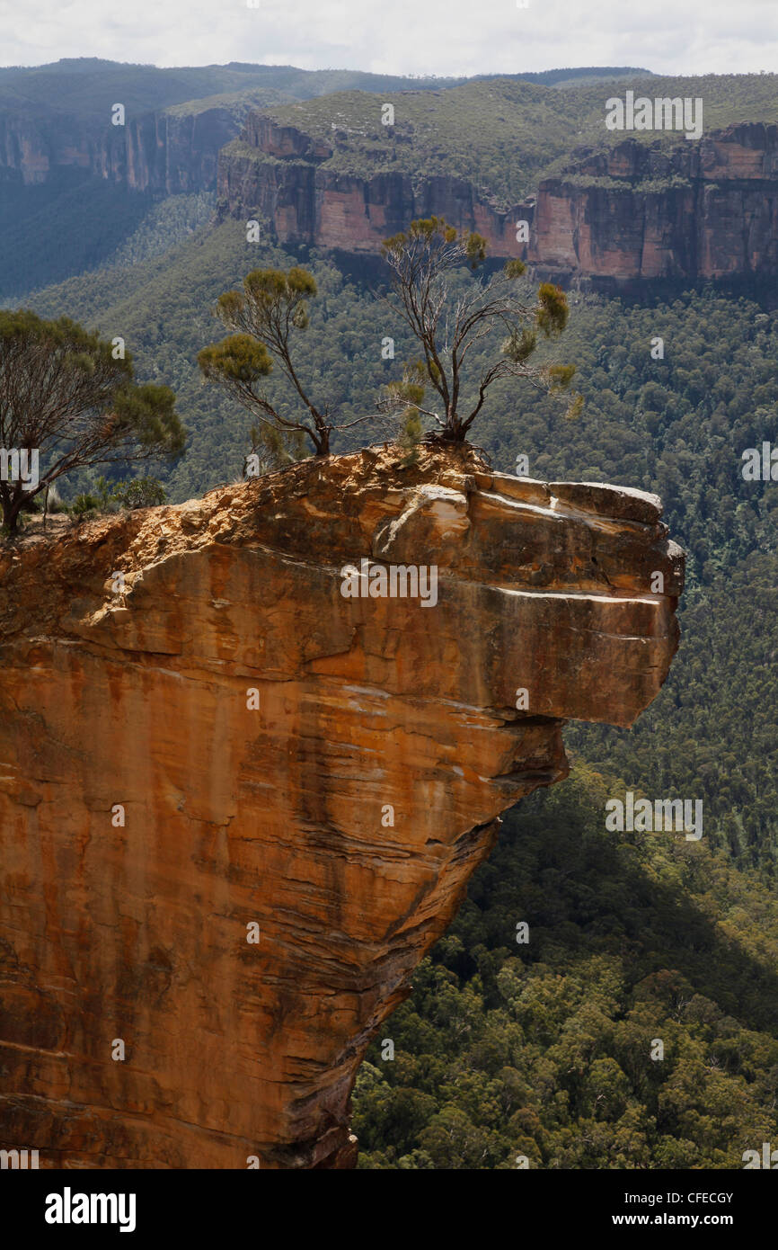 The Hanging Cliffs rock formation at the Blue Mountains national park ...