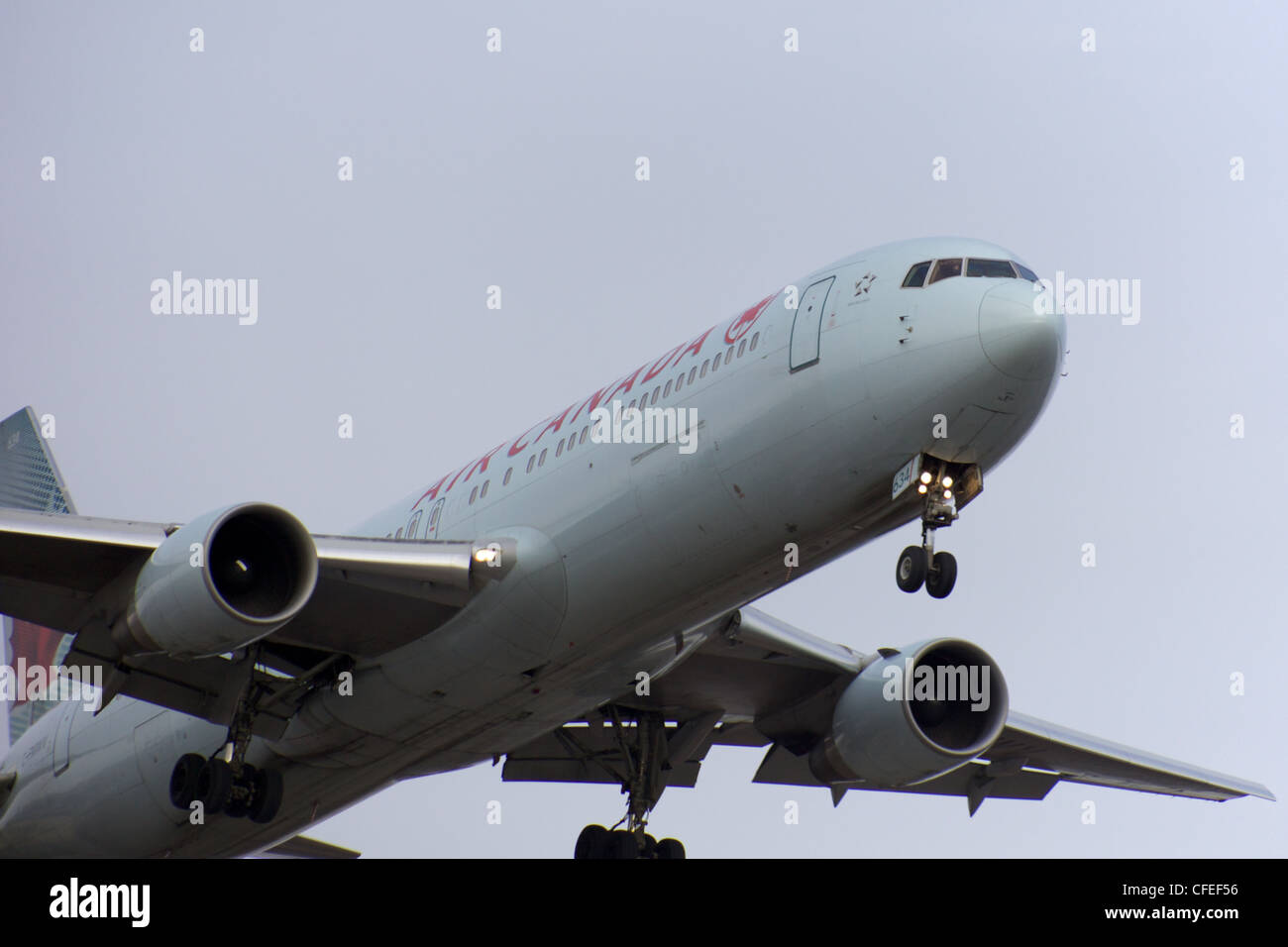 Runway 24l hi-res stock photography and images - Alamy