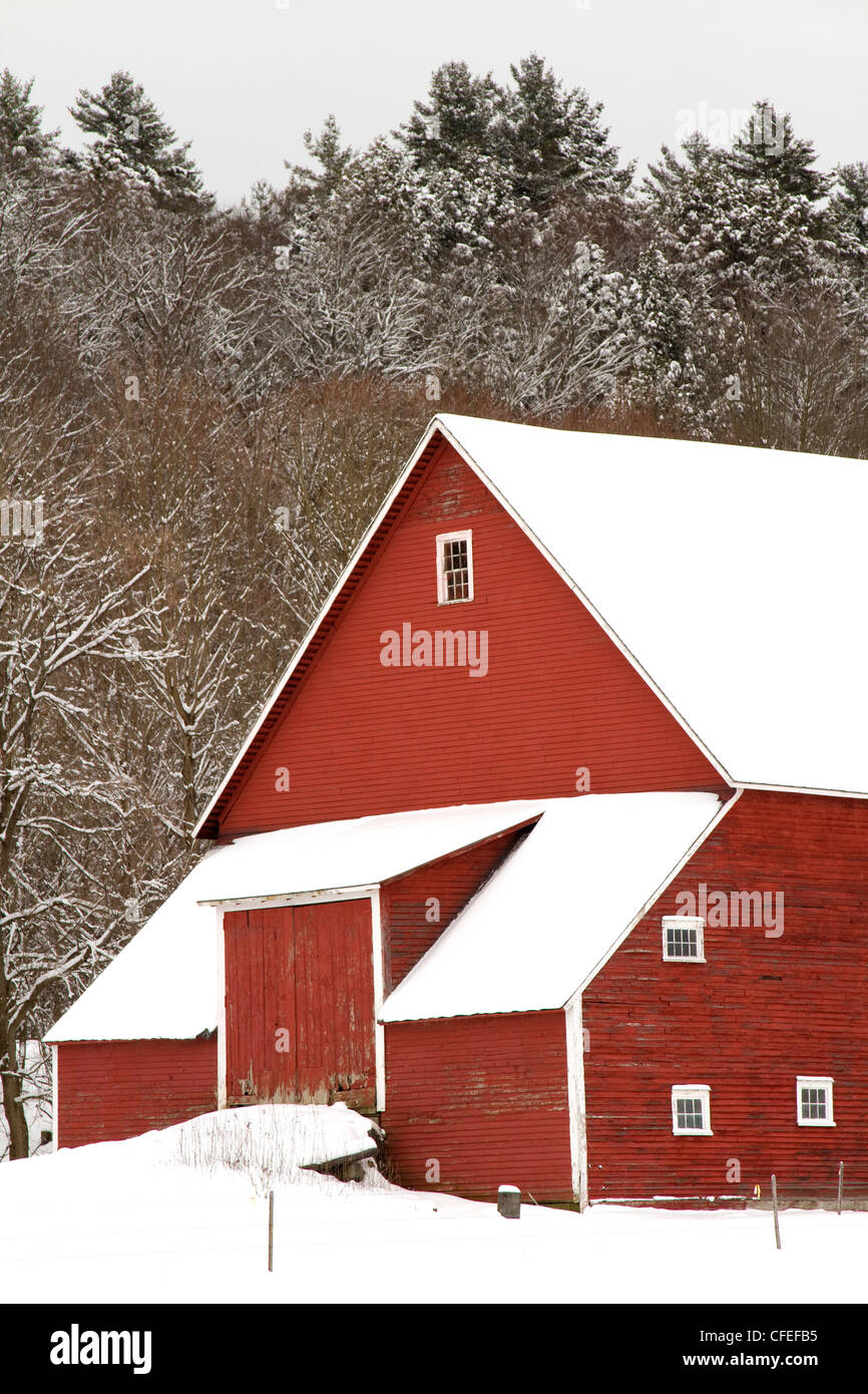 Red barn in new hampshire hi-res stock photography and images - Alamy