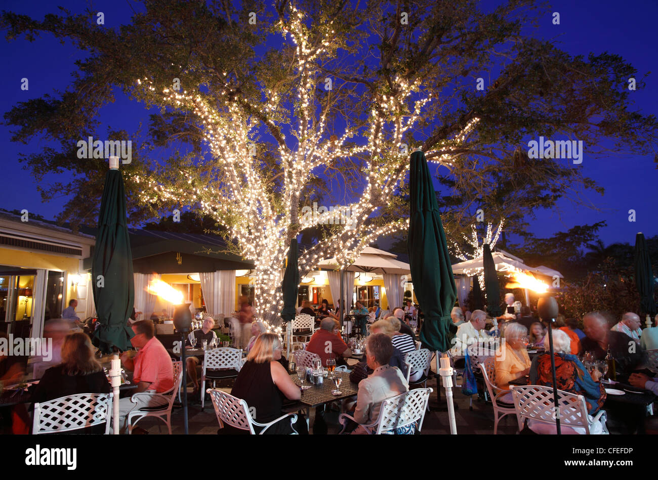 Outdoor dining restaurant terrace hi-res stock photography and images ...