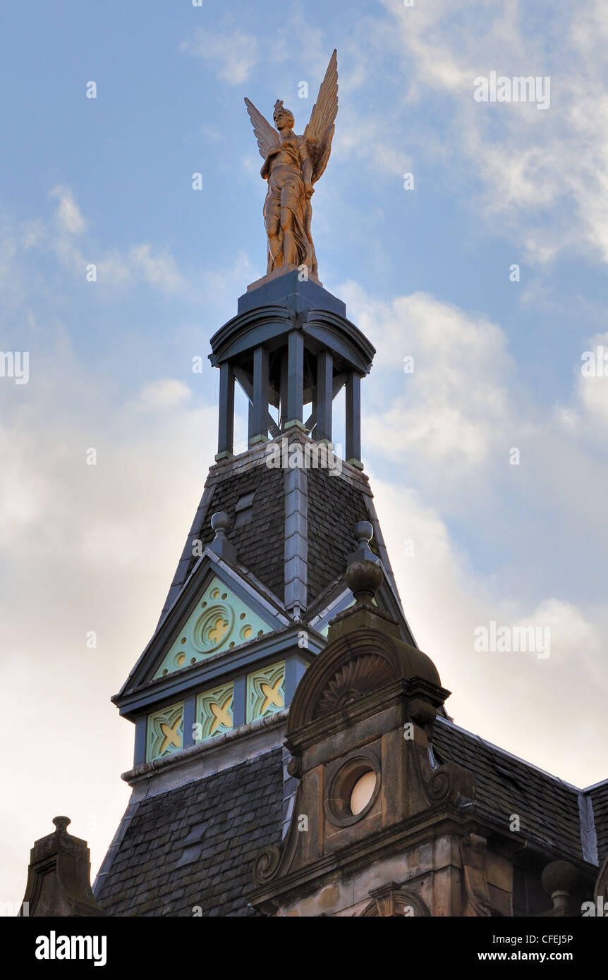 Angel statue on top building hi-res stock photography and images - Alamy