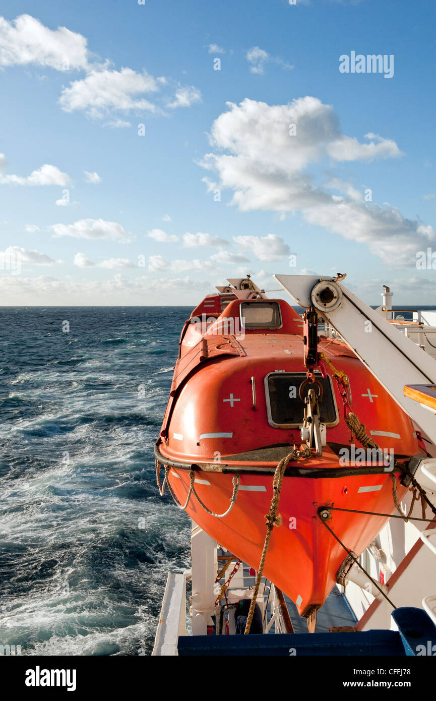 Lifeboat on a ship hi-res stock photography and images - Alamy