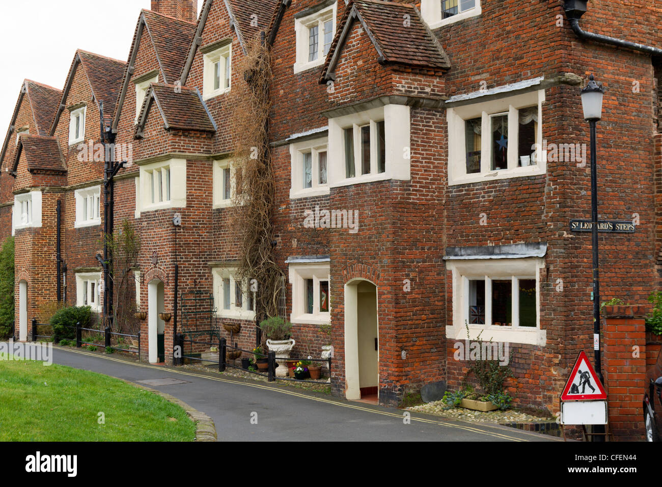 Old alms houses hi-res stock photography and images - Alamy
