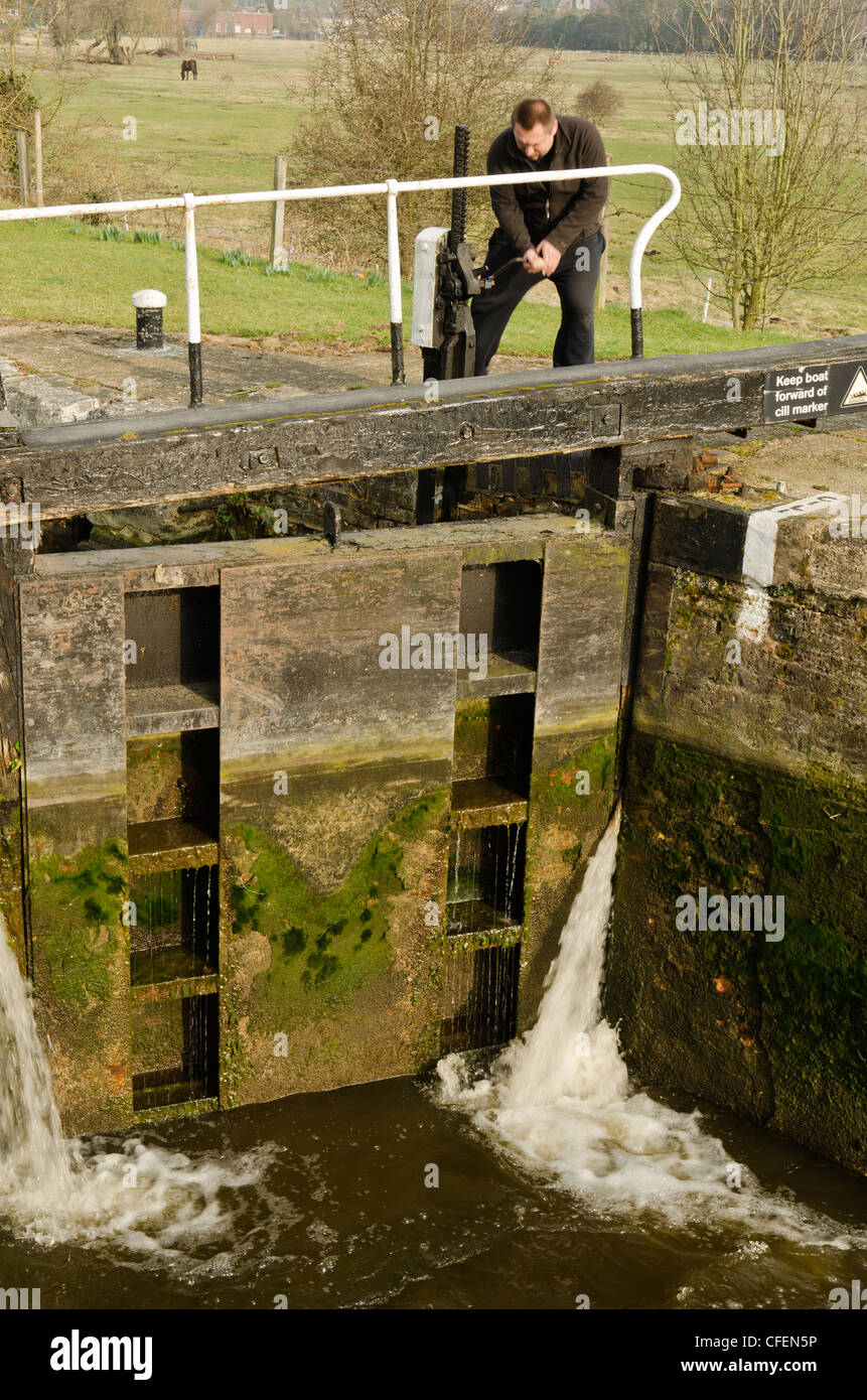 Man operating lock gates on the Grand Union Canal Stockers Lock ...