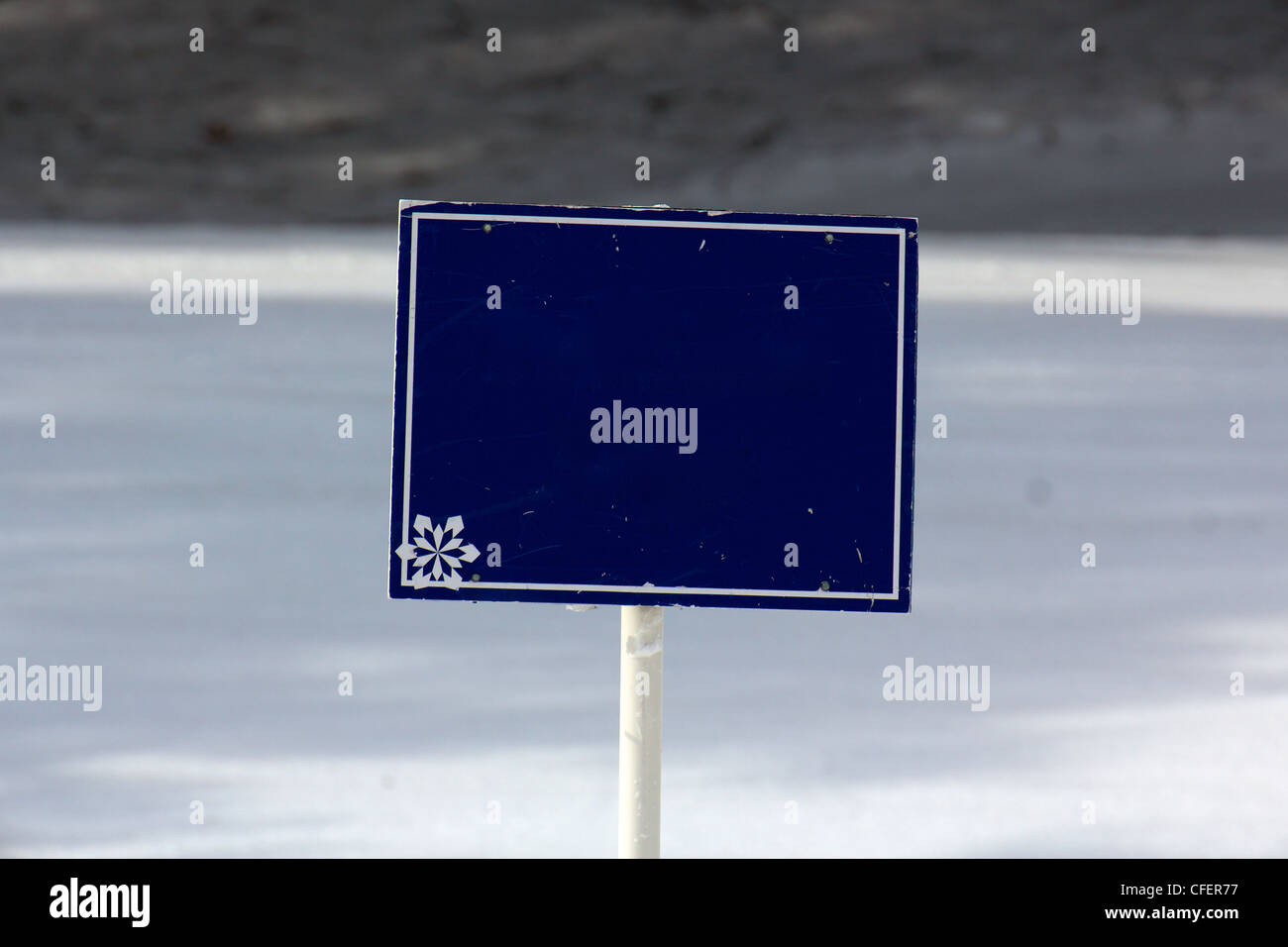 Empty blue informational sign before a snowy white background on the ...