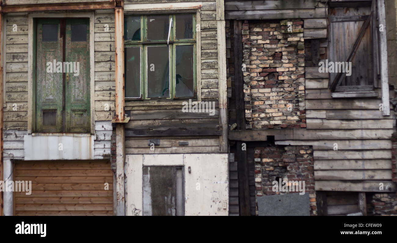 A picture of a old abandoned house with lots of damage Stock Photo - Alamy