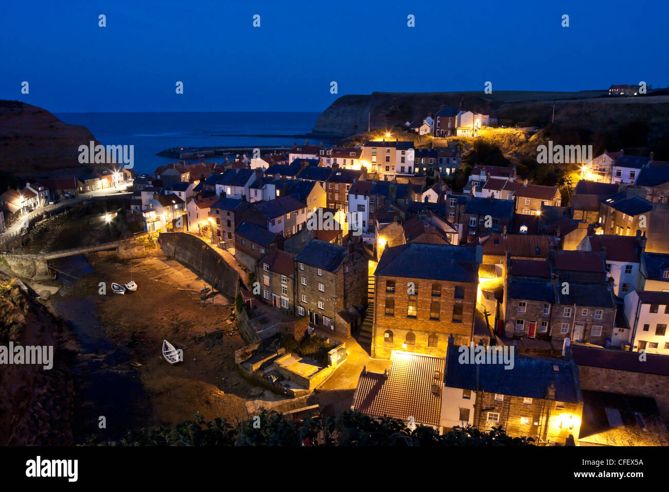 Scarborough harbour at night hi-res stock photography and images - Alamy