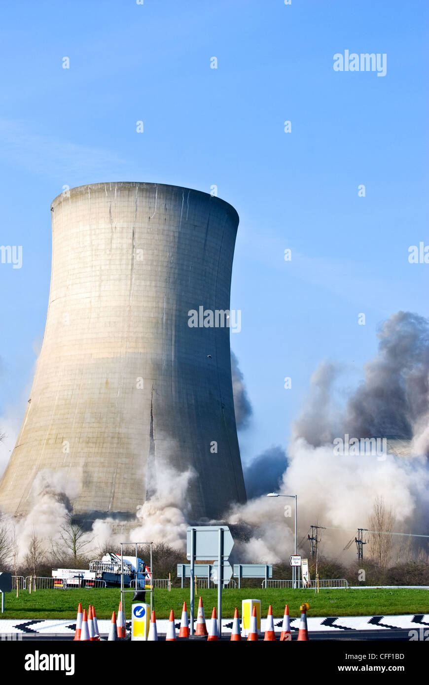 Demolition of old power station Stock Photo - Alamy