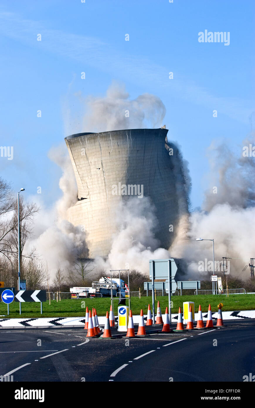 Demolition explosion hi-res stock photography and images - Alamy