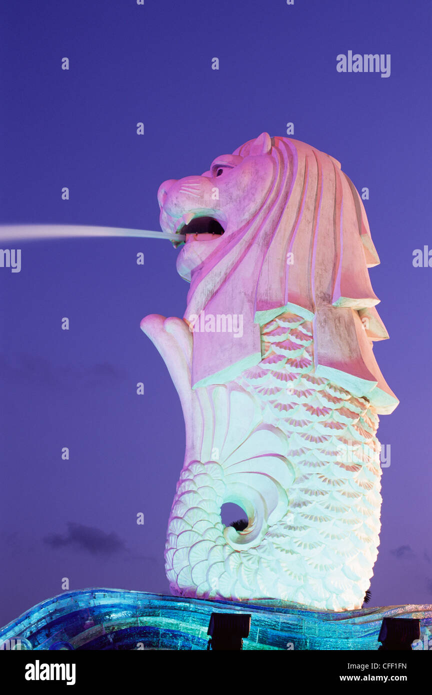Singapore, Merlion Statue at Night Stock Photo - Alamy