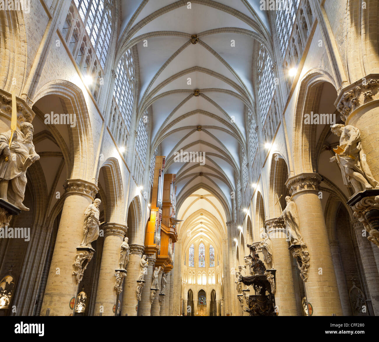 Central aisle hi-res stock photography and images - Alamy
