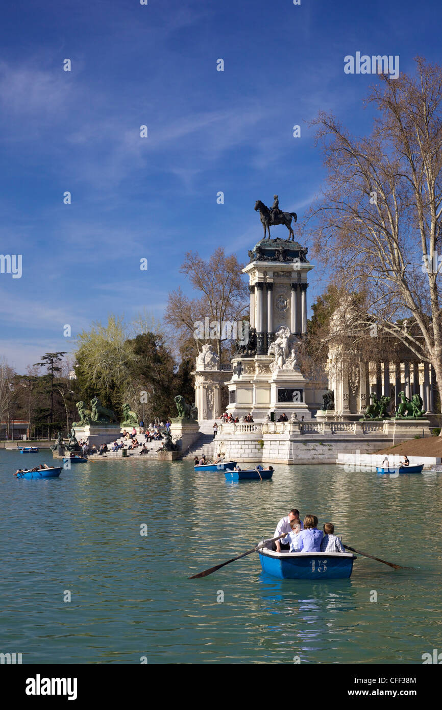 Boating on boating lake of El Estanque in spring sunshine, Parque del ...
