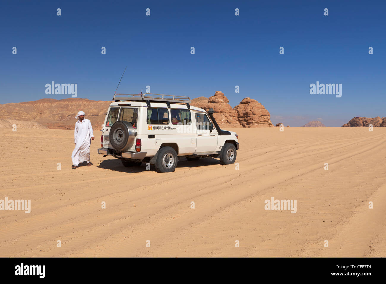 Desert safari jeep hi-res stock photography and images - Alamy