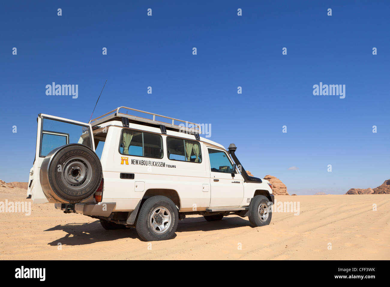 Desert jeep safari hi-res stock photography and images - Alamy