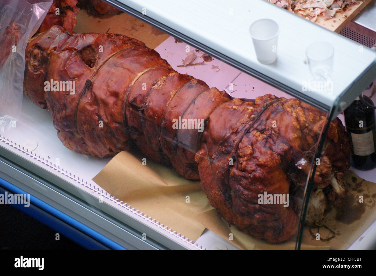Whole pig roast hi-res stock photography and images - Alamy