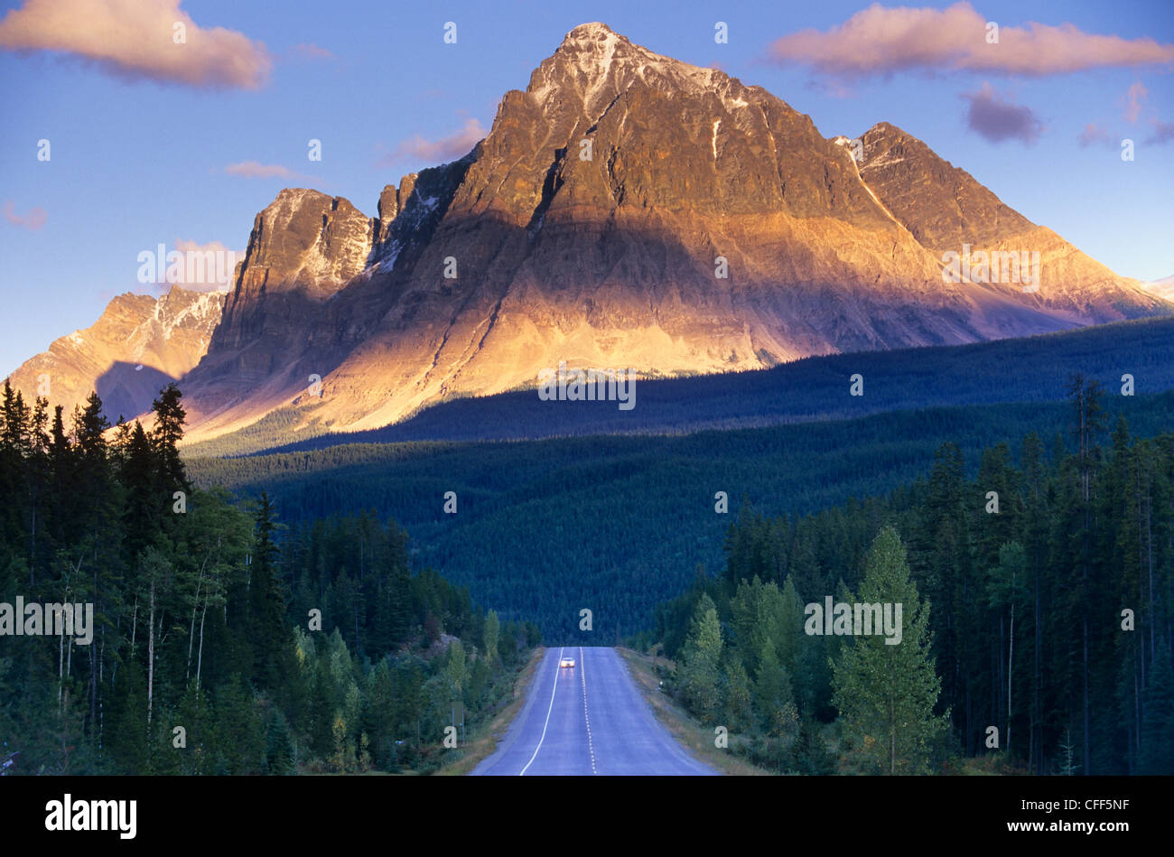 Mount Fitzwilliam looms lone vehicle Yellowhead Stock Photo - Alamy