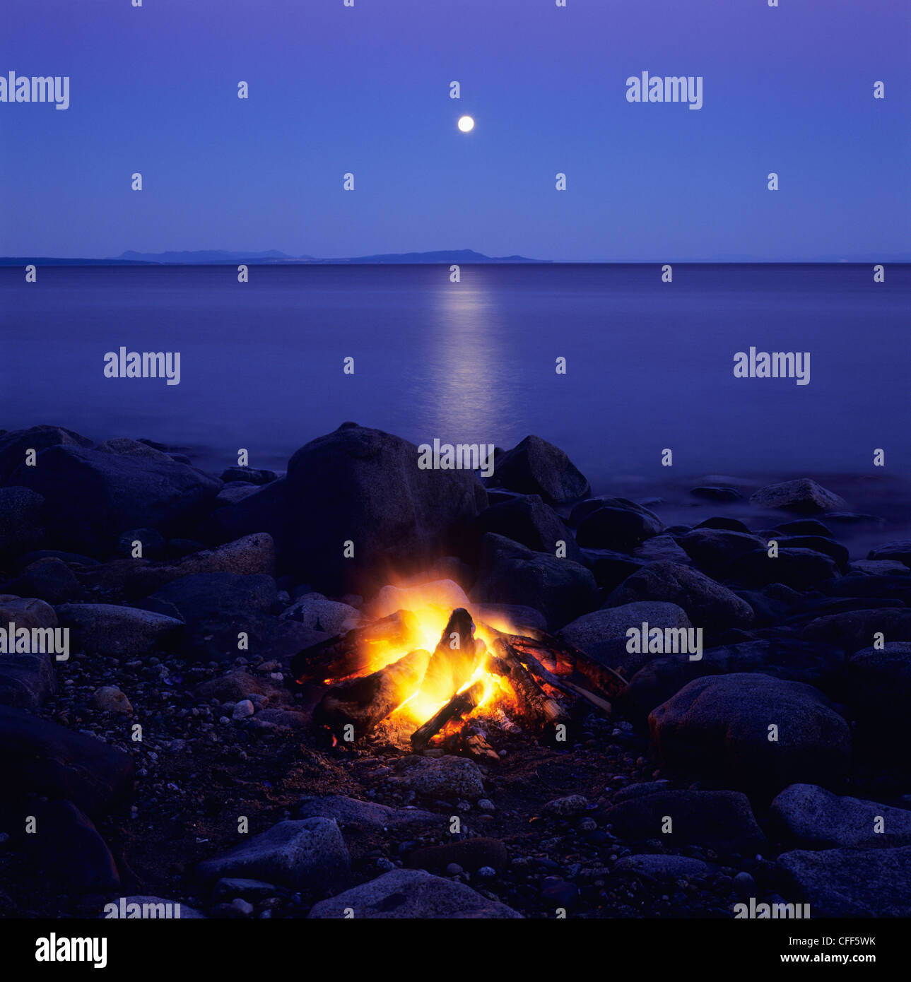 Campfire full moon hi-res stock photography and images - Alamy