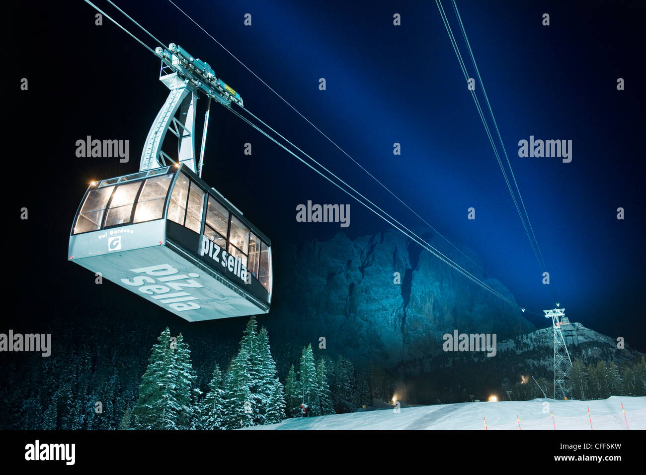 Ski slope cable car hi-res stock photography and images - Alamy