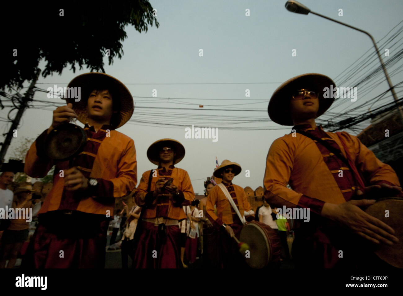 Street band playing Stock Photo - Alamy