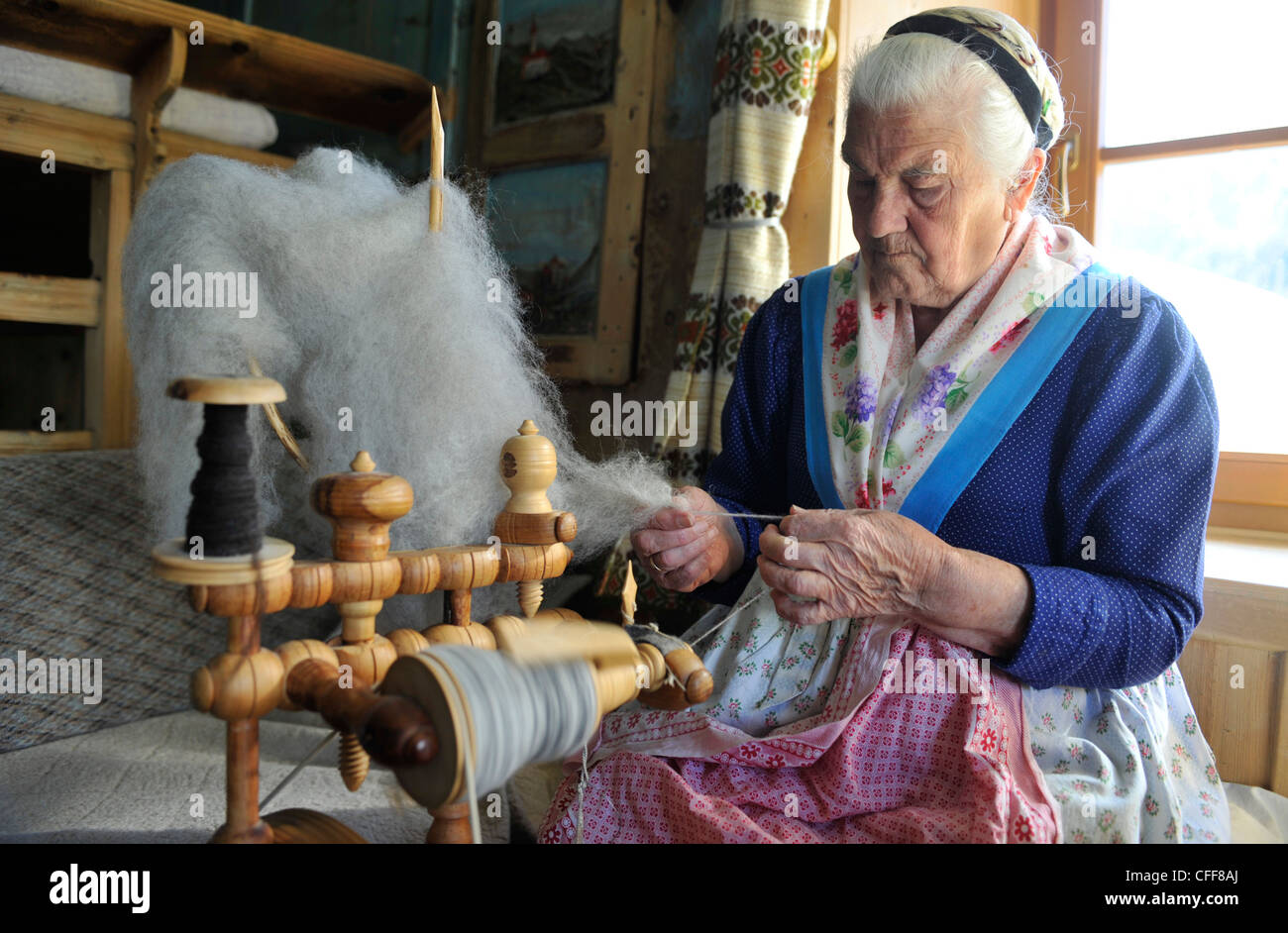 Old woman with spinning wheel hi-res stock photography and images - Alamy
