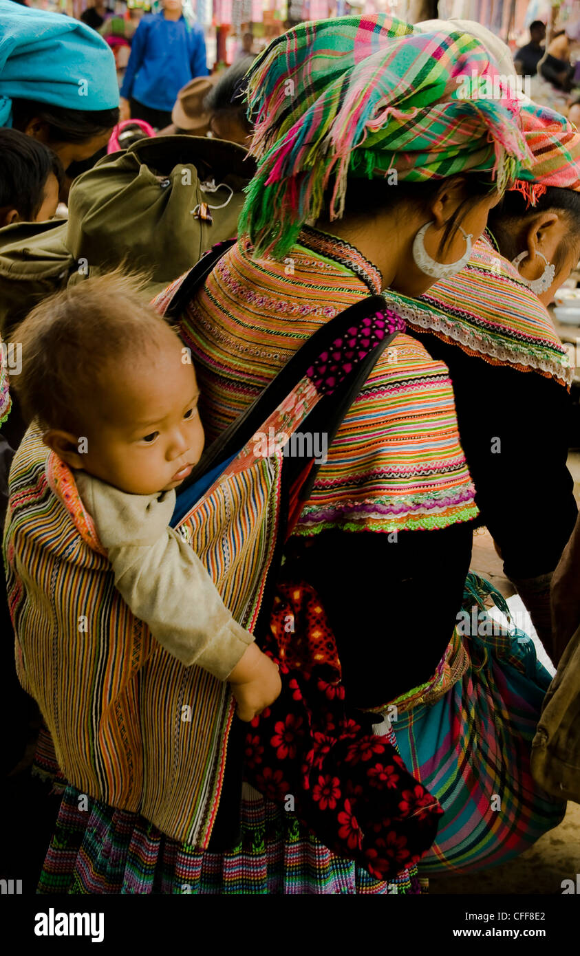 Hmong Mother and child at the market Vietnam Stock Photo - Alamy