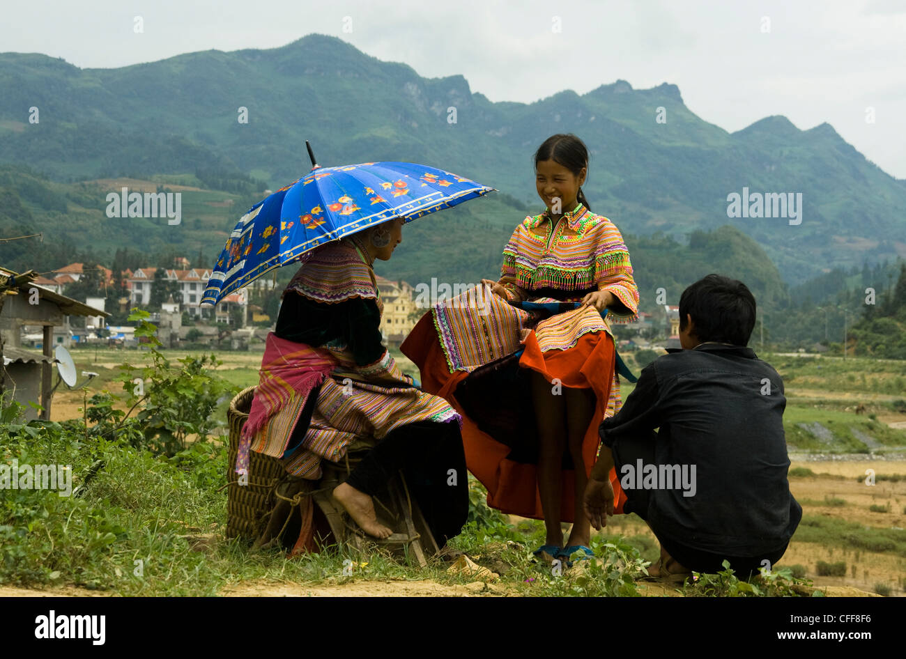 Hmong family hi-res stock photography and images - Alamy