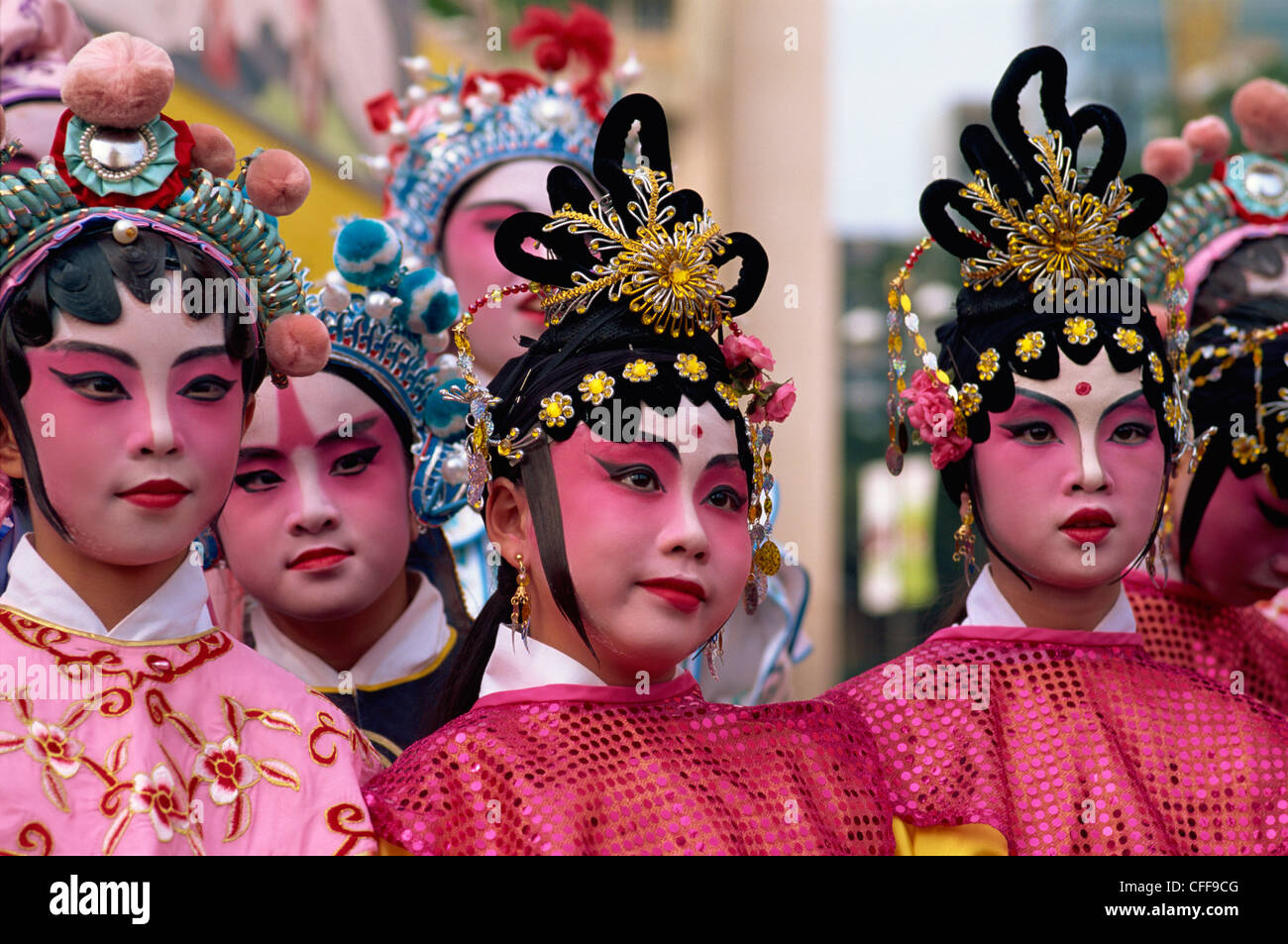Group of girls dressed in chinese hi-res stock photography and images ...