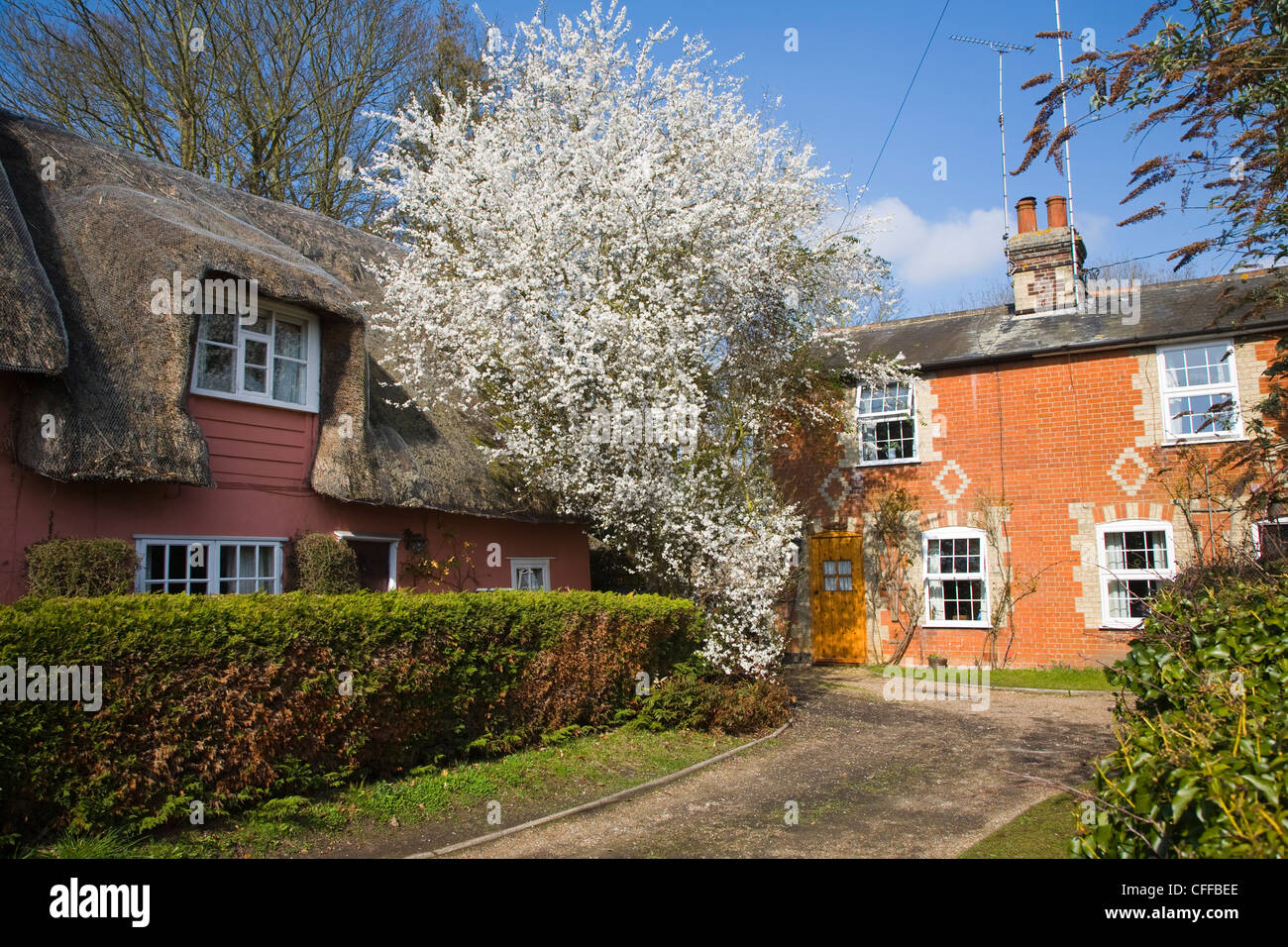 Traditional english red brick cottage hi-res stock photography and ...