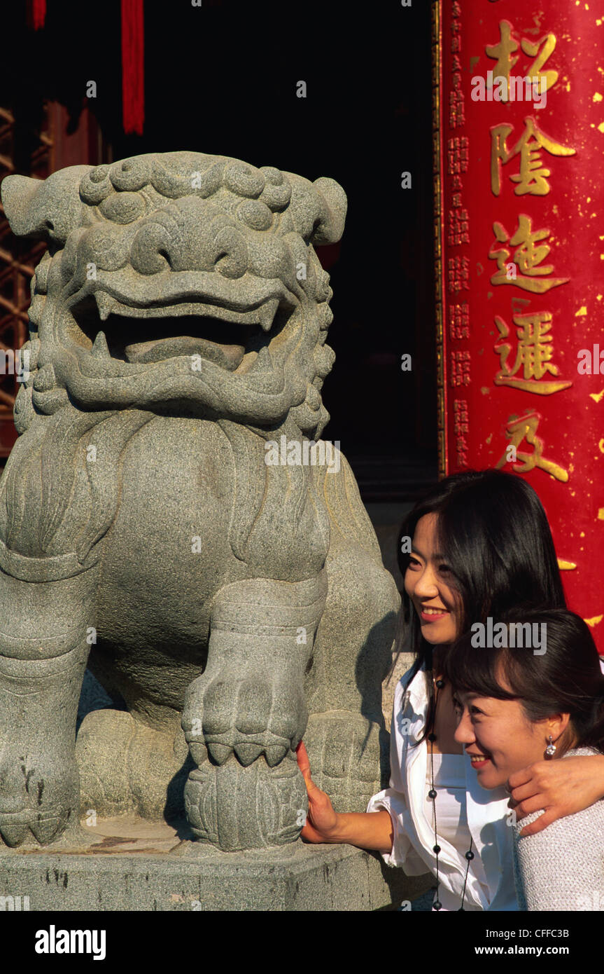 China, Hong Kong, Kowloon, Girls and Dragon Statue in Wong Tai Sin ...