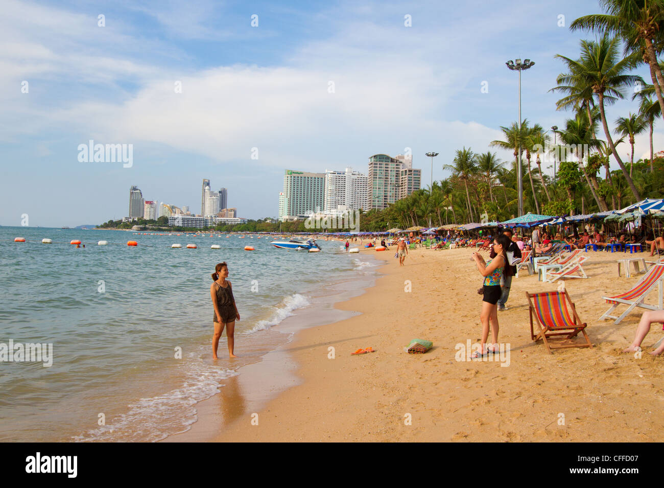 Pattaya beach boat hi-res stock photography and images - Alamy
