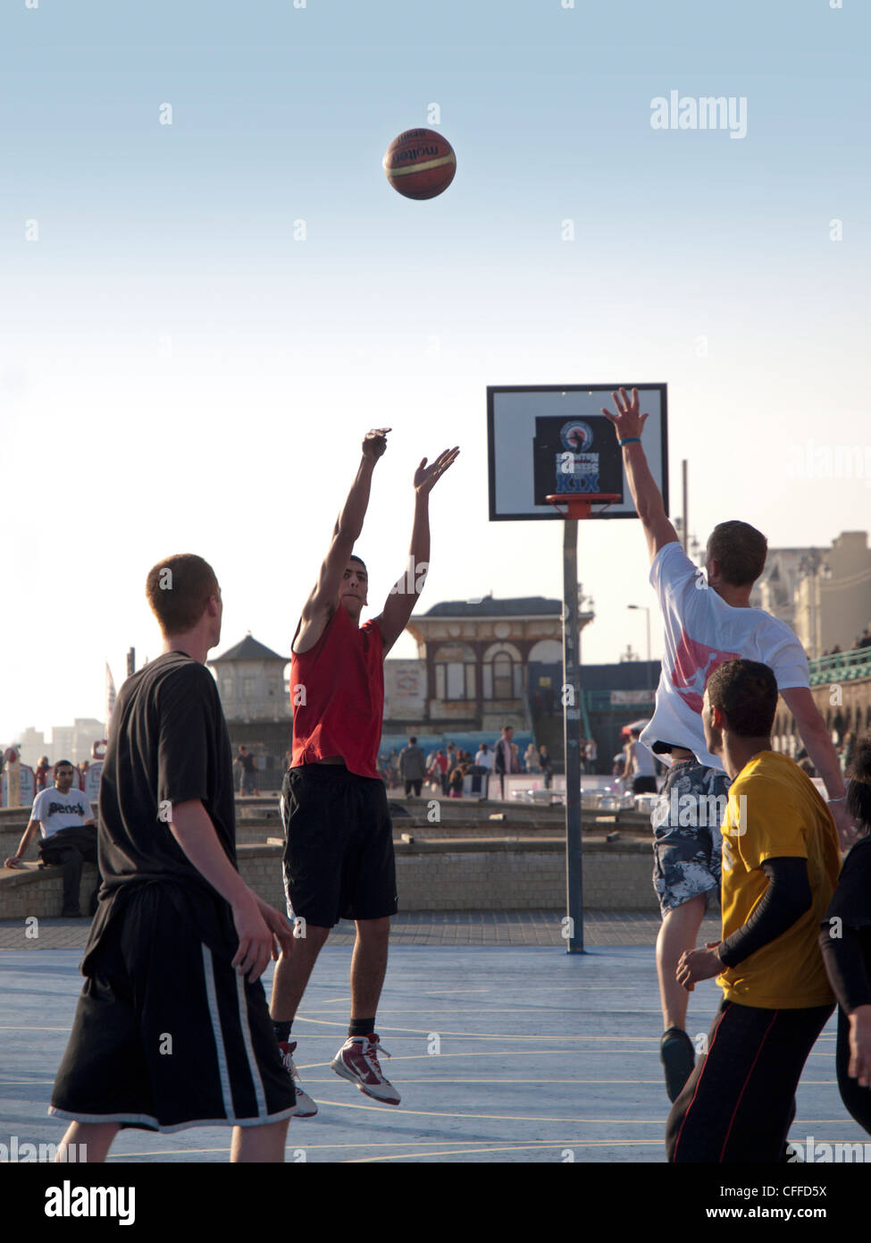 Basketball on the Brighton seafront court Stock Photo - Alamy