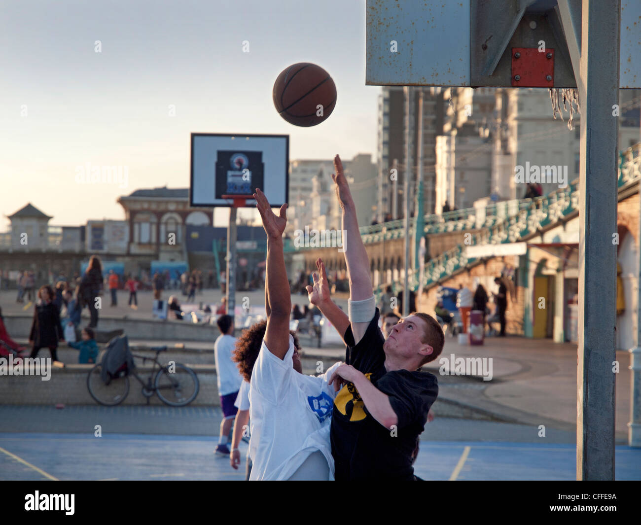 Basketball on the Brighton seafront court Stock Photo - Alamy