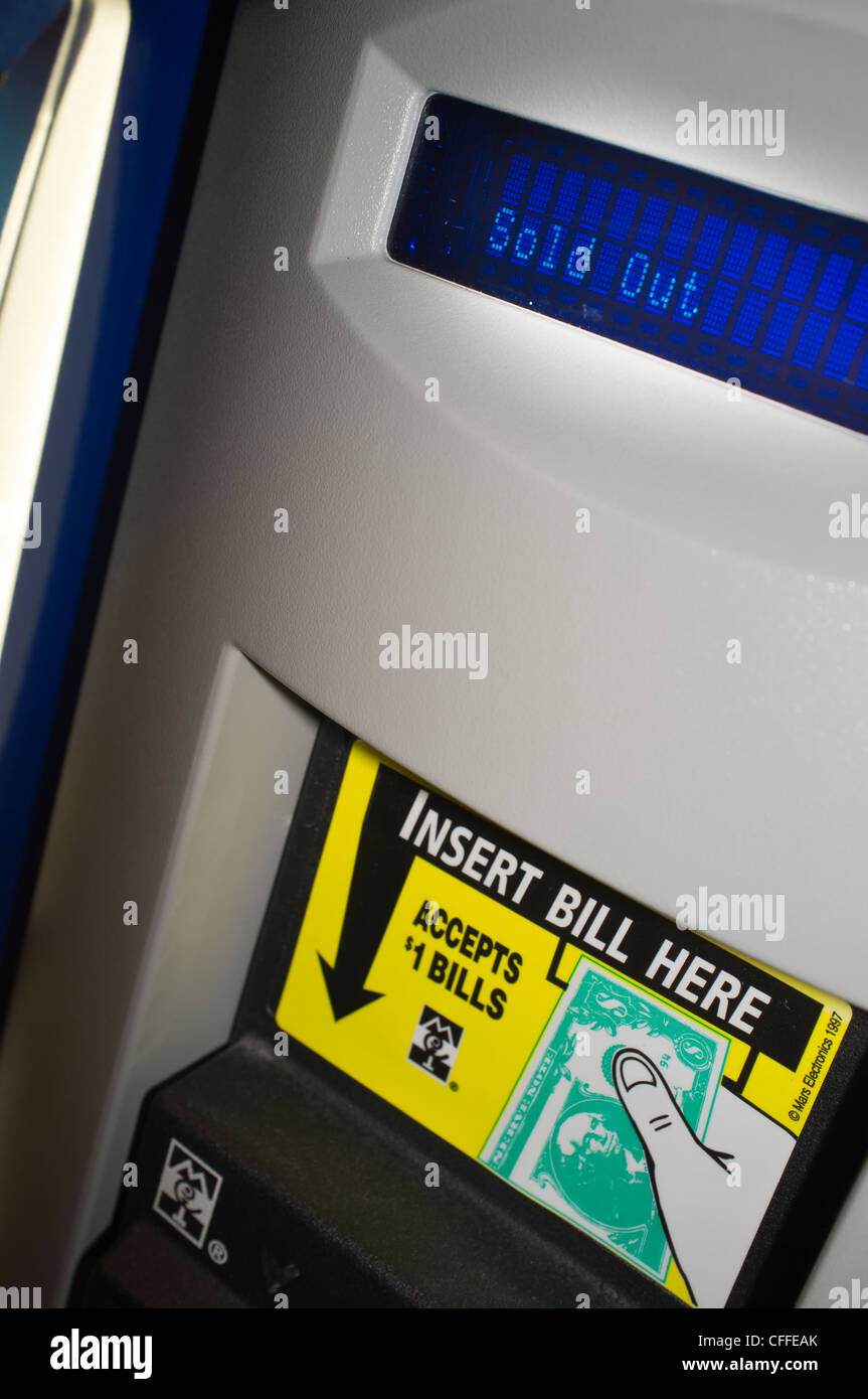 Empty vending machine hi-res stock photography and images - Alamy