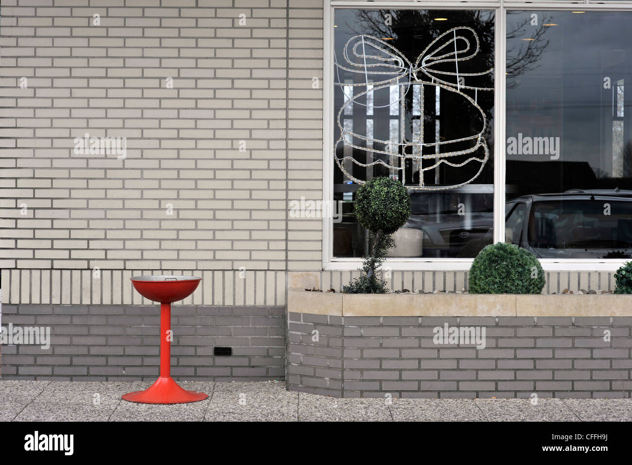 smoking area outside restaurant Stock Photo - Alamy