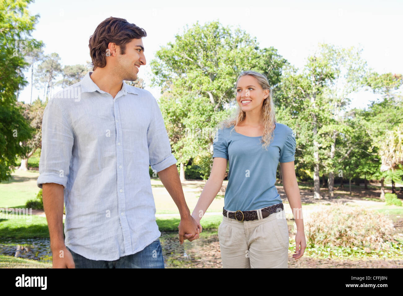 Shade couple walk hi-res stock photography and images - Alamy