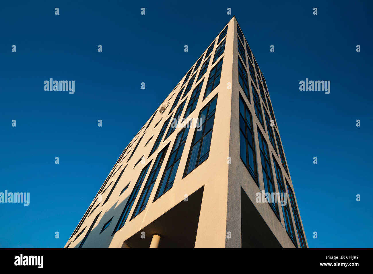 Edificio moderno hi-res stock photography and images - Alamy