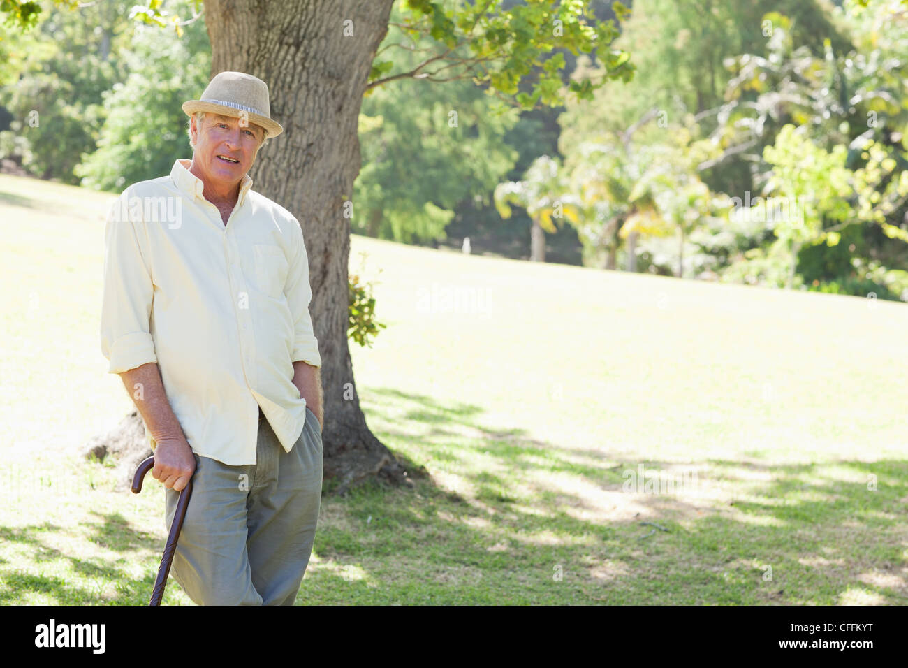 Man smiling while leaning on a cane Stock Photo - Alamy
