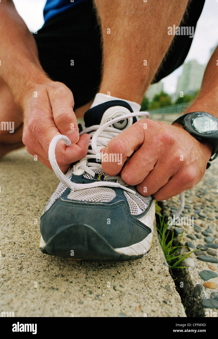 Runner tying up shoe laces hi-res stock photography and images - Alamy