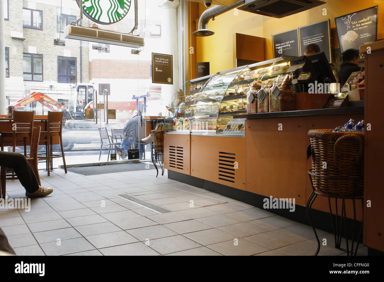 Starbucks window uk hi-res stock photography and images - Alamy