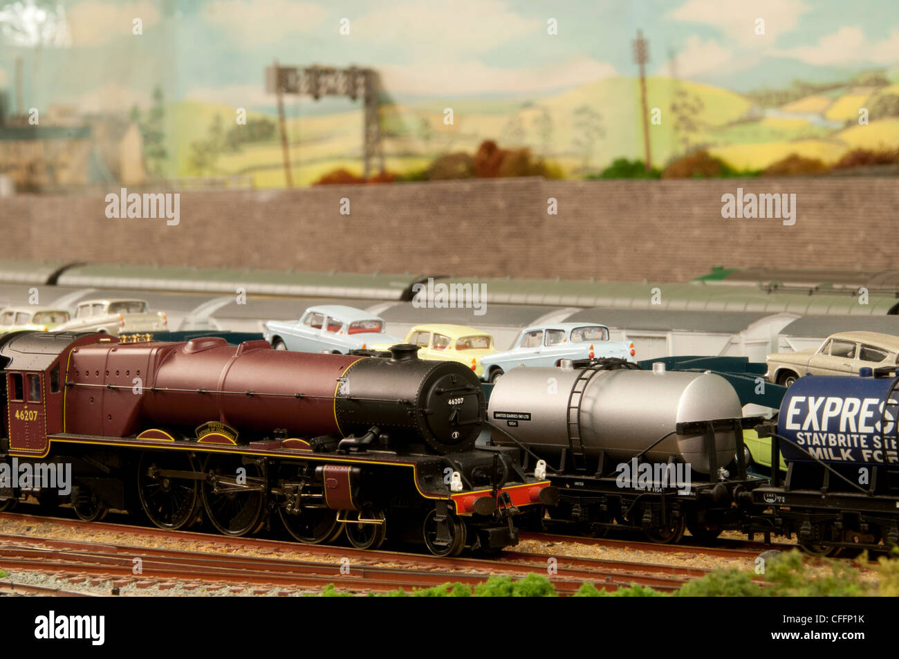 Silver and black train at platform hi-res stock photography and images ...