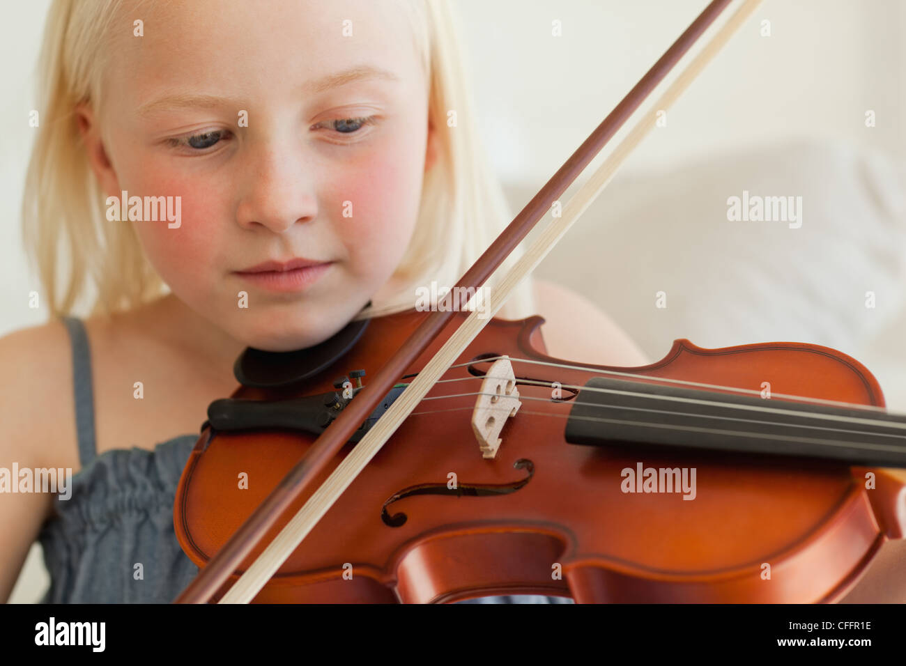 Child strings classical music hi-res stock photography and images - Alamy